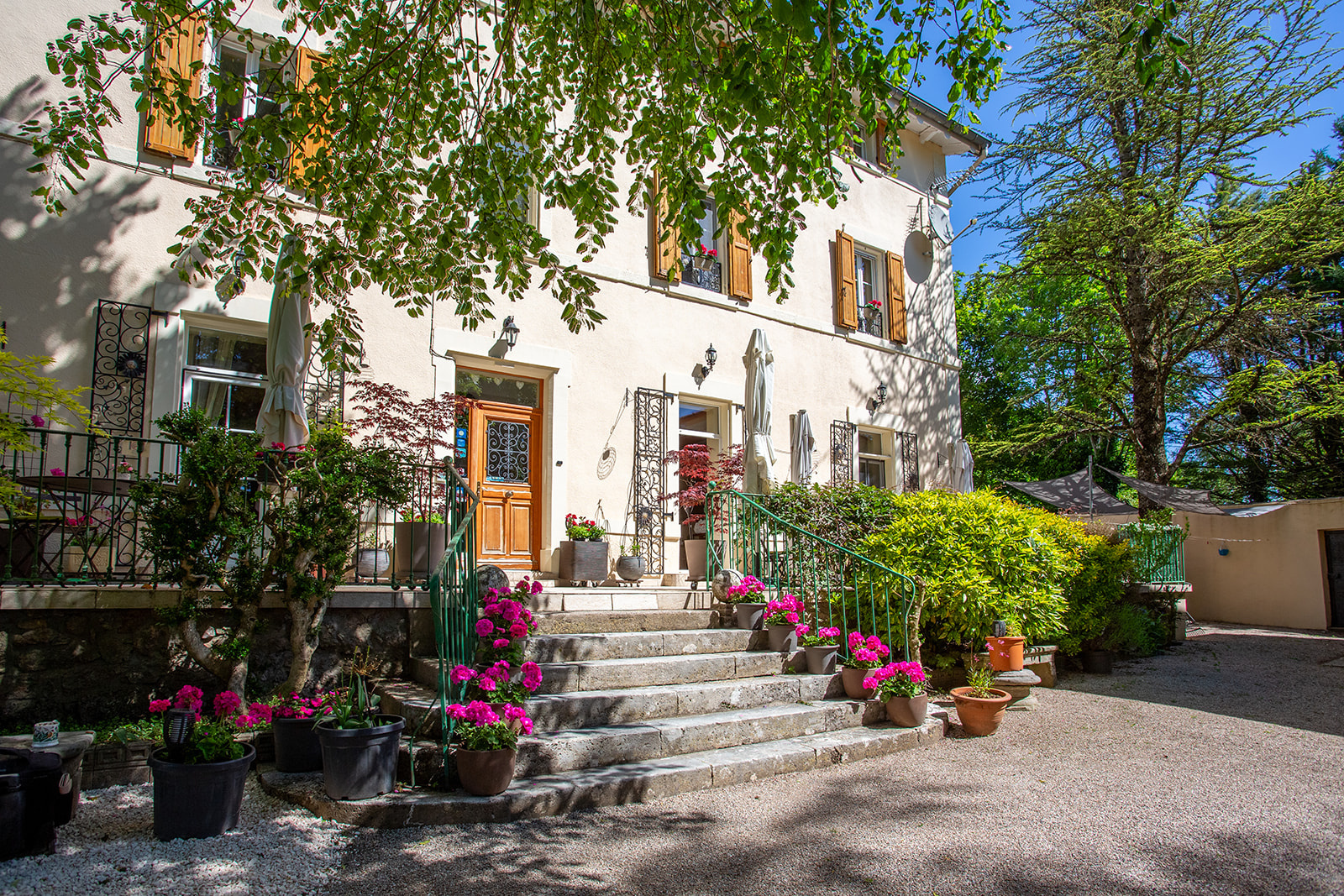 Demeure de charme avec activité gîtes et chambres d’hôtes – Aux portes ...